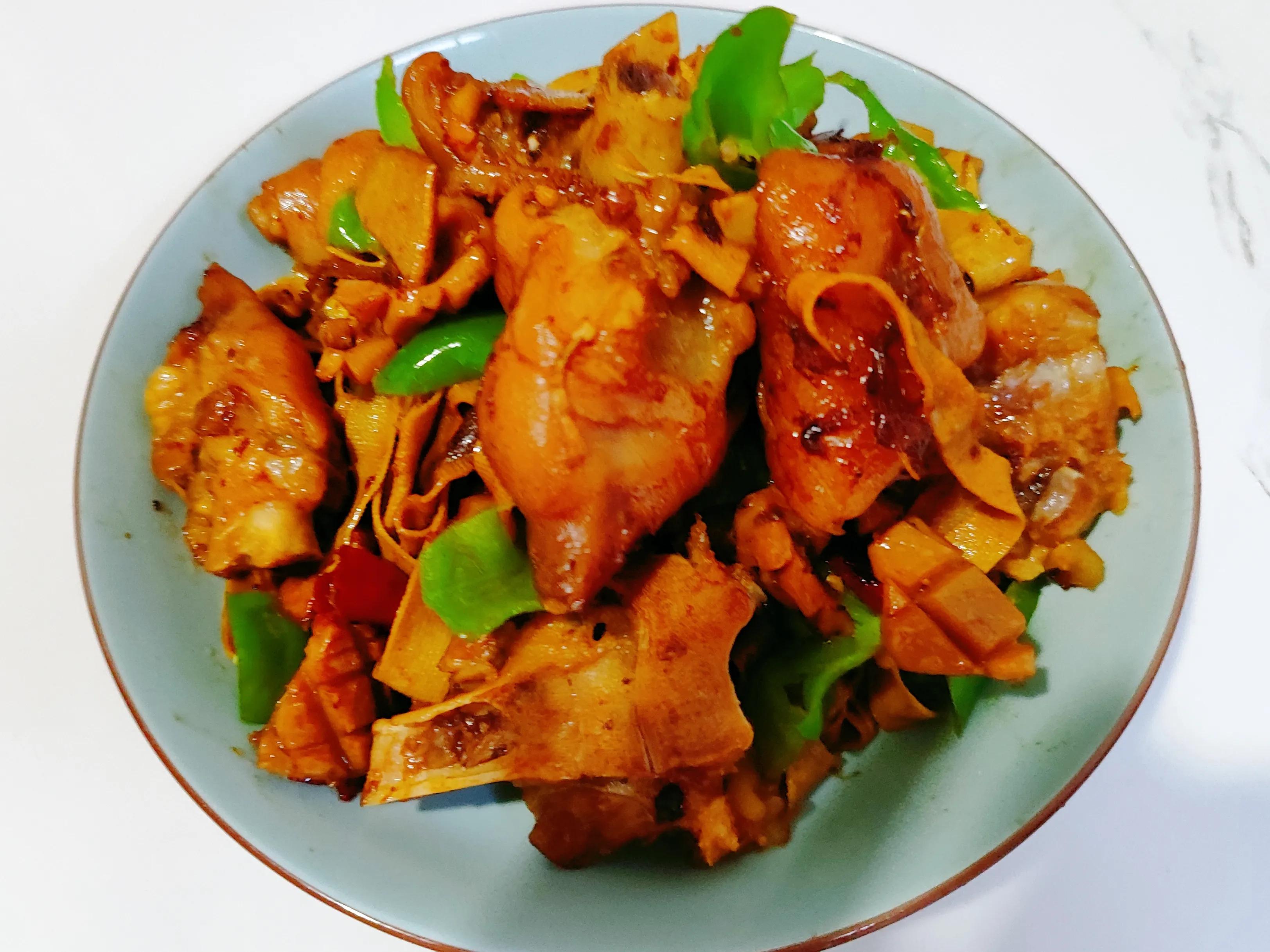 Rice cooker baked pig's trotters, salty and delicious, super simple, a ...