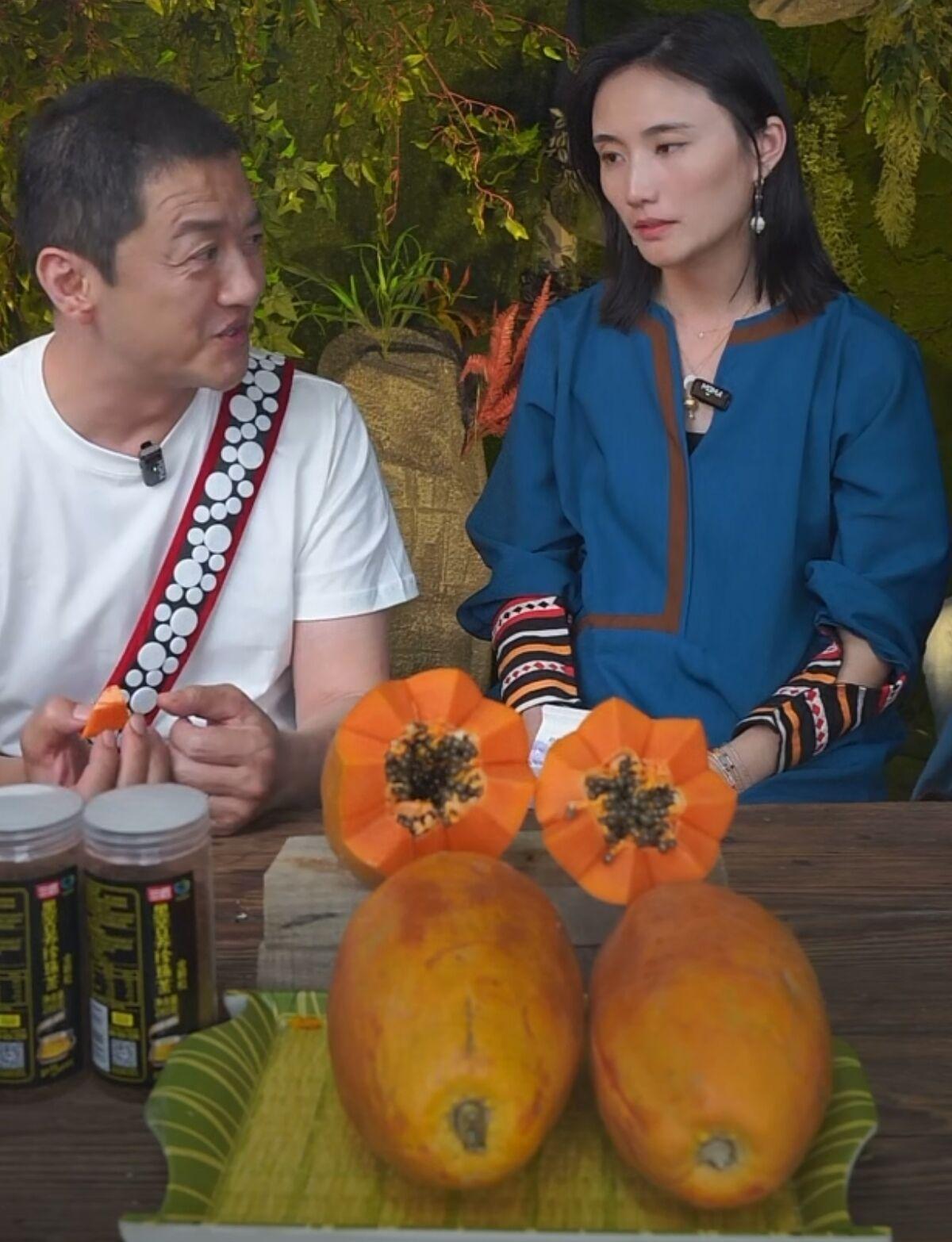 Li Yapeng and his wife brought goods together for the first time ...