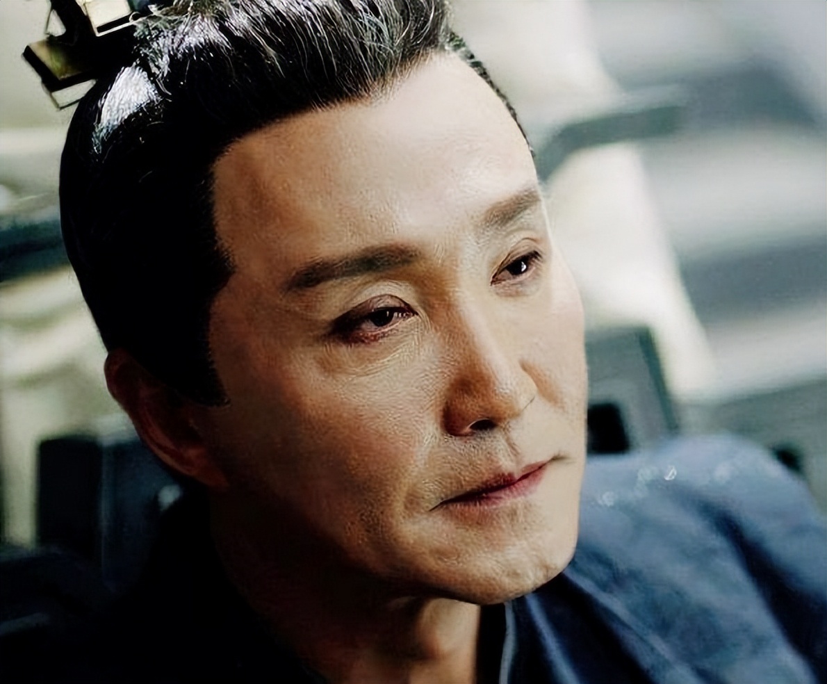 The middle-aged actors with sagging cheeks, bloated foreheads, and stiff expressions have all ...