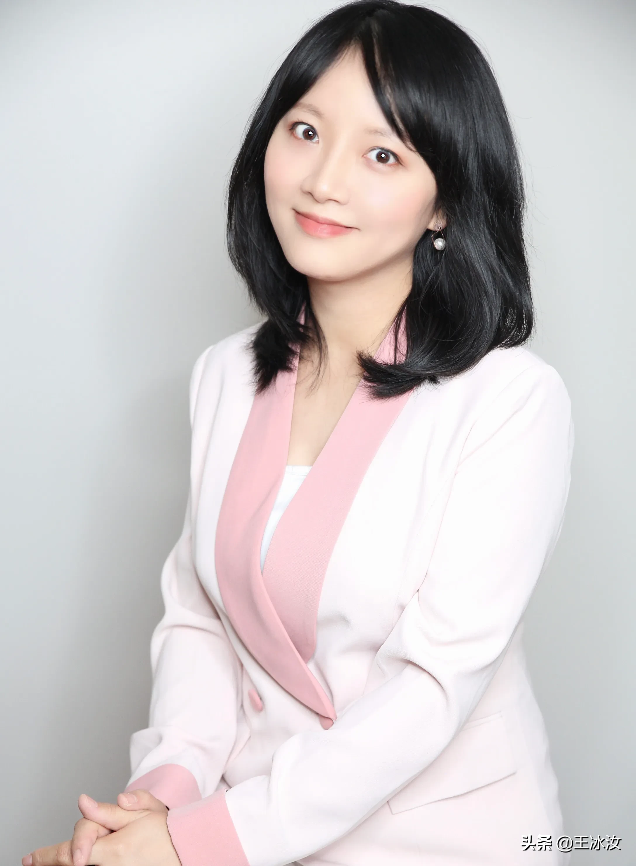 Wang Bingru's publicity photos, a big beauty!Outside of work, she is ...