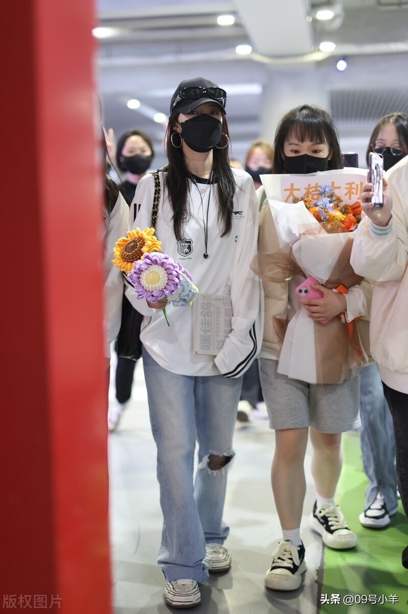Meng Jia appeared at Shanghai Hongqiao Airport and was presented with ...