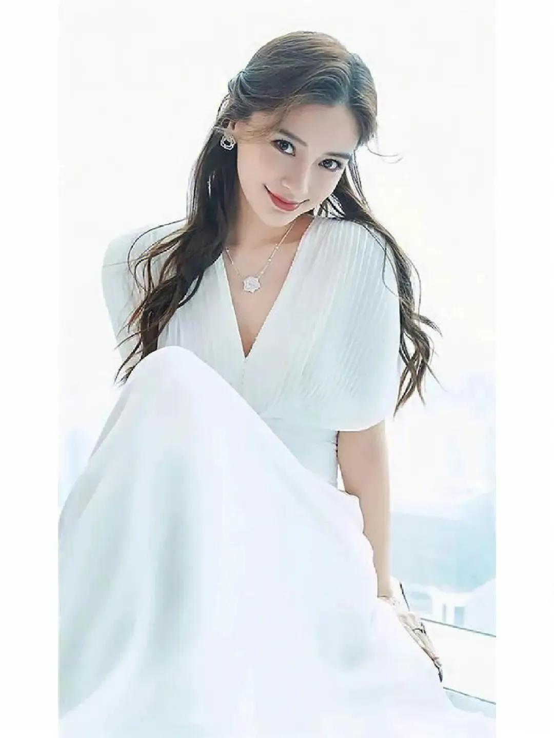 Yang Ying is also a basketball enthusiast, showing off her skills in ...