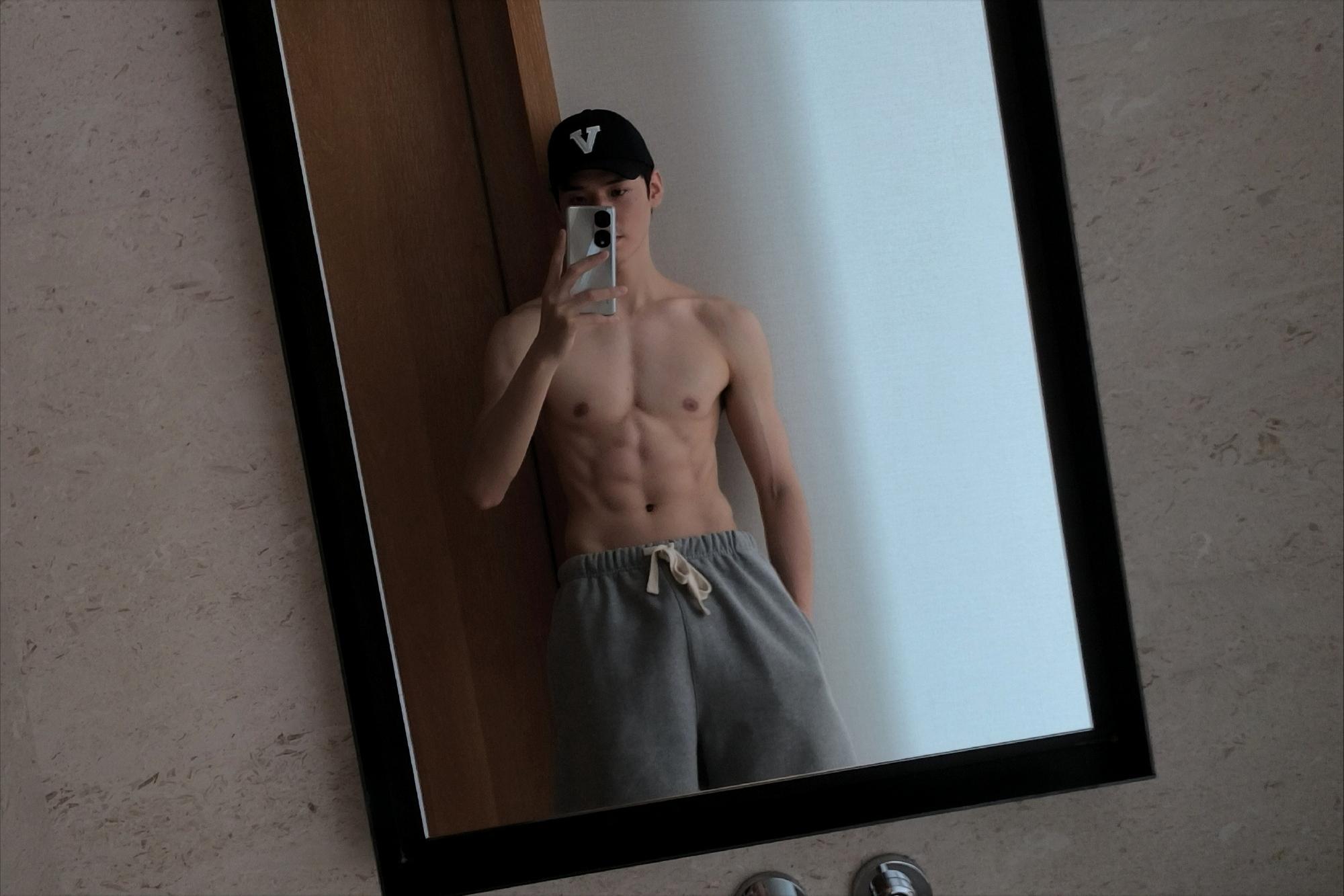 Gong Jun shows off his abdominal muscles again after a year, his "scale ...