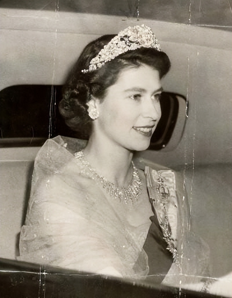 The Queen dies, the new king succeeds, and the three major crises ...