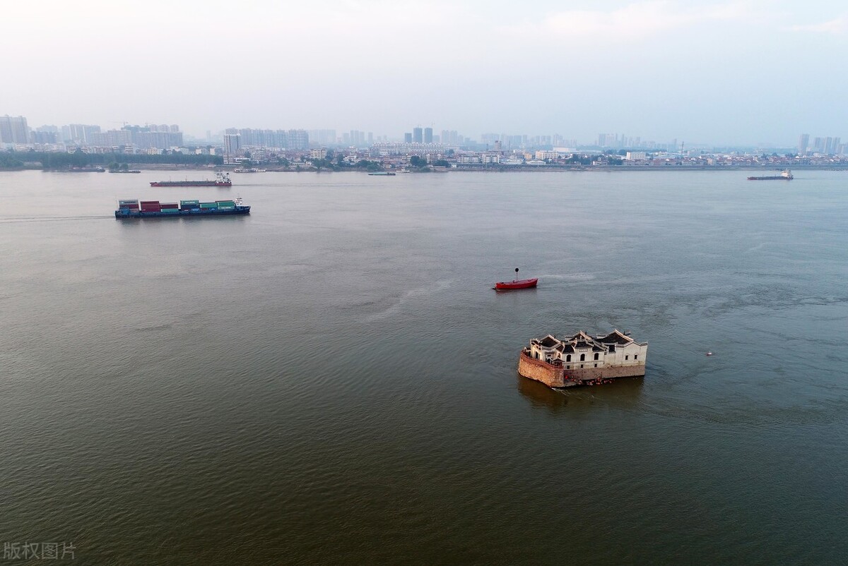 There is a lake in this small town in Ezhou, Hubei, where fish and ...