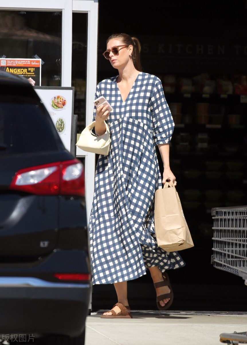 Maria Sharapova made her first appearance since pregnancy in a blue and ...