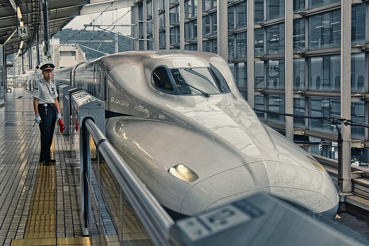 China's high-temperature superconducting maglev train flies close to ...