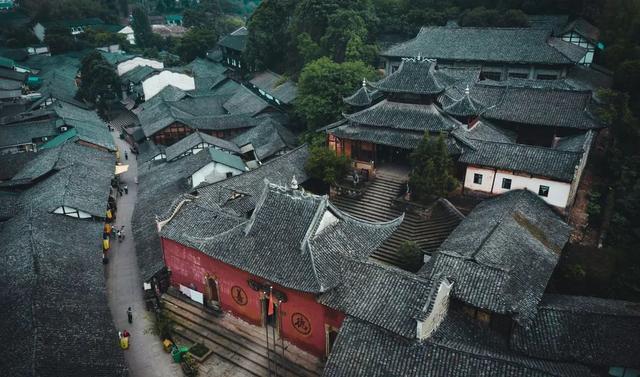 The living ancient town of Luzhou is the only way from Gujiangyang to ...