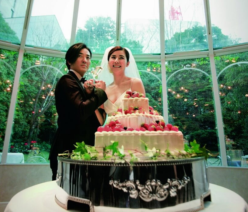 Ekin Cheng visits his elderly mother and pushes the wheelchair ...