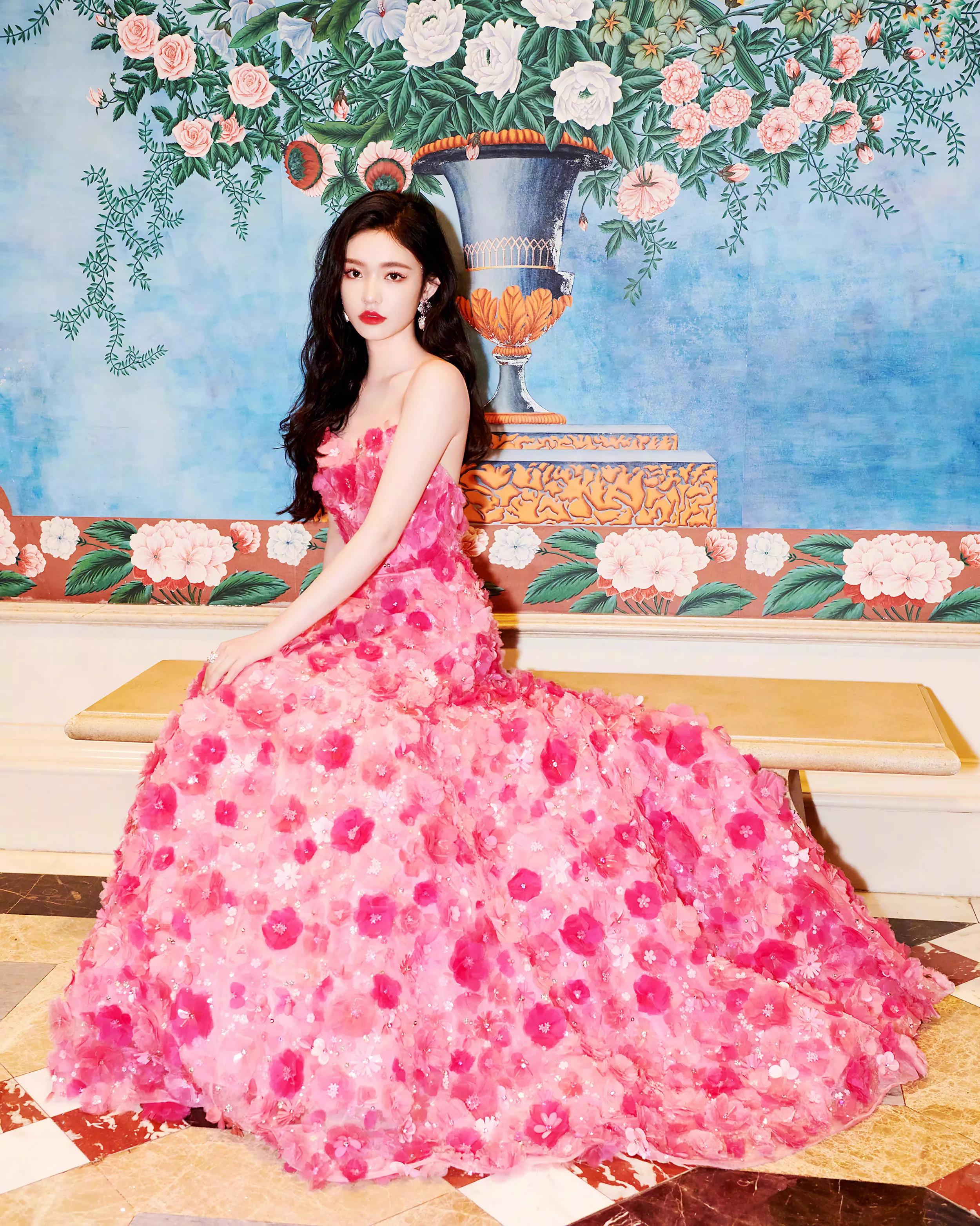 Lin Yun hosted the New Year's Eve party, wearing a pink flower dress ...