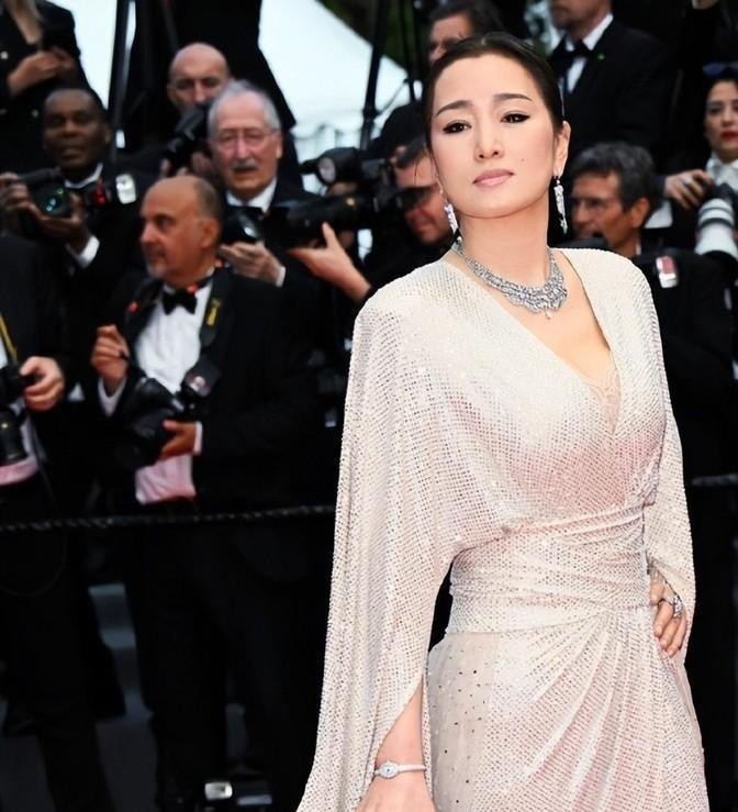 58-year-old Gong Li dazzles on the red carpet! Her plump figure sparks ...