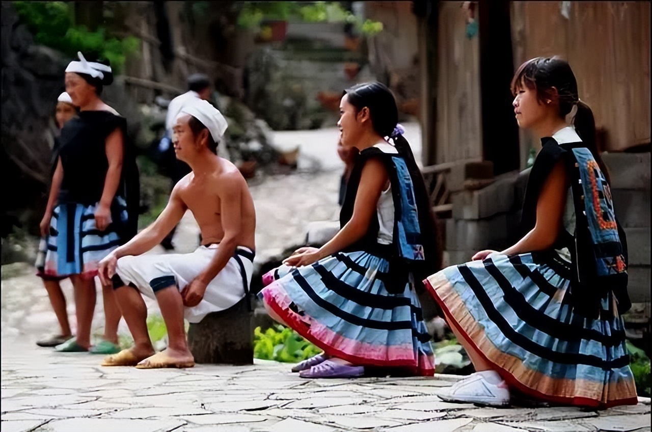 How open are the Baiku Yao people? The sides of women's clothing are ...