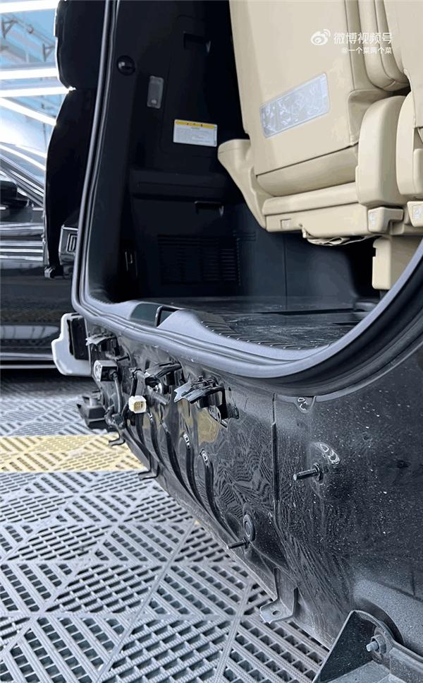 Car critics criticize Toyota Alphard for not installing rear anti ...