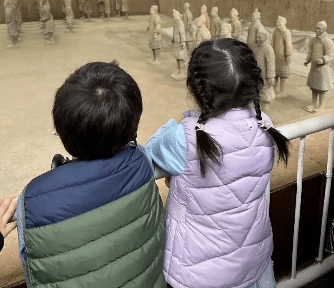 Guo Jingjing takes three children to visit Xi'an - iNEWS