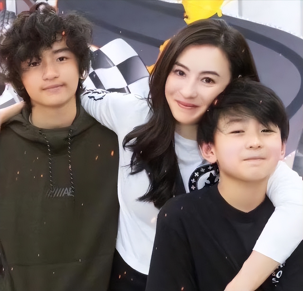 Nicholas Tse and his eldest son are in the same frame, 16-year-old ...