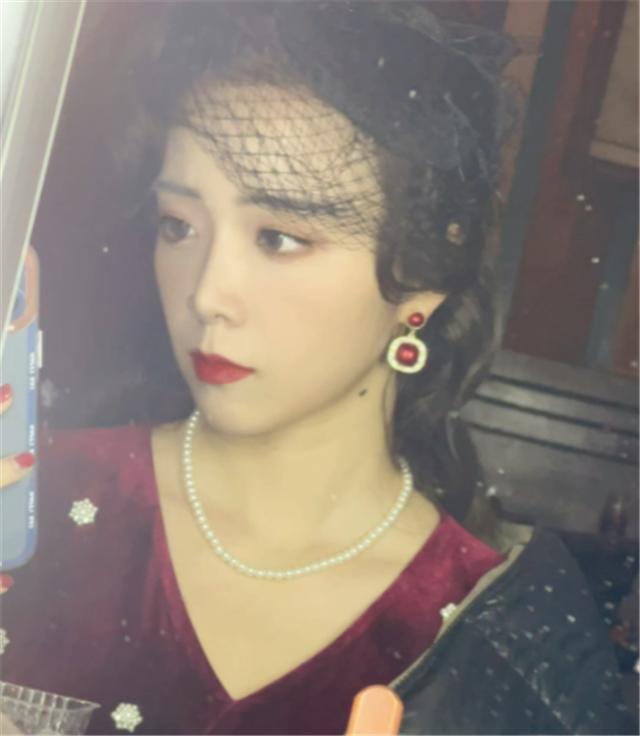 Yu Shuang had a "red rose" shape with a black mesh covering her face ...
