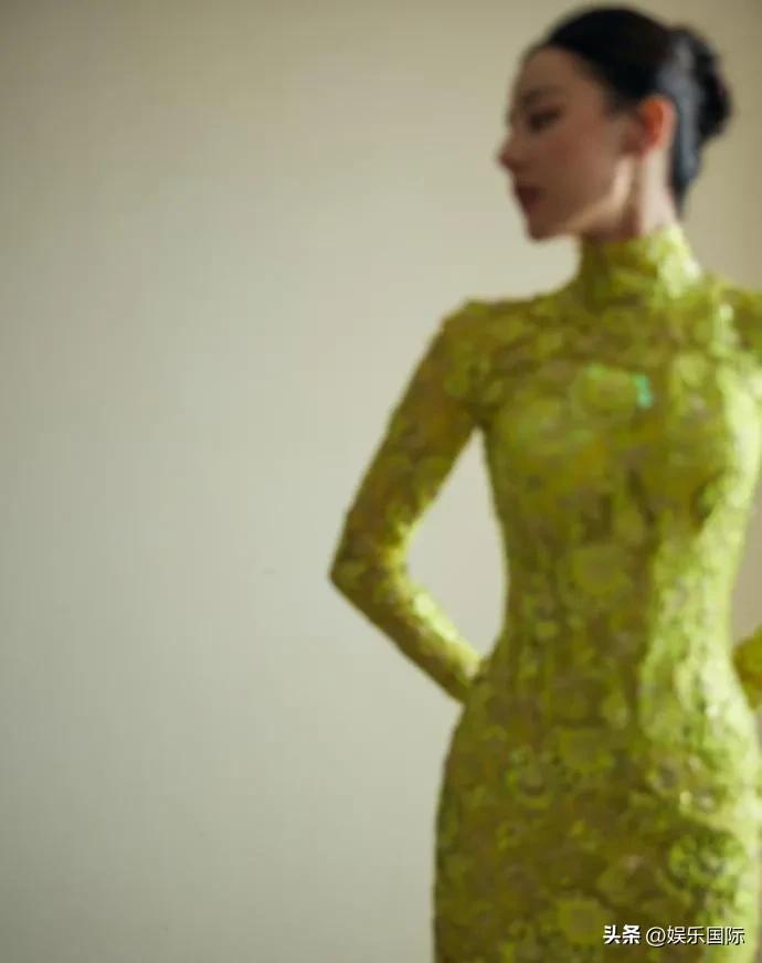 Di Ali Gerba wears an open-back cheongsam to show her gentle figure and ...