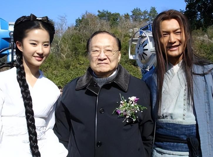 In 1981, Deng Xiaoping received Jin Yong, Jin Yong was late, Deng Gong said with a smile: Please ...