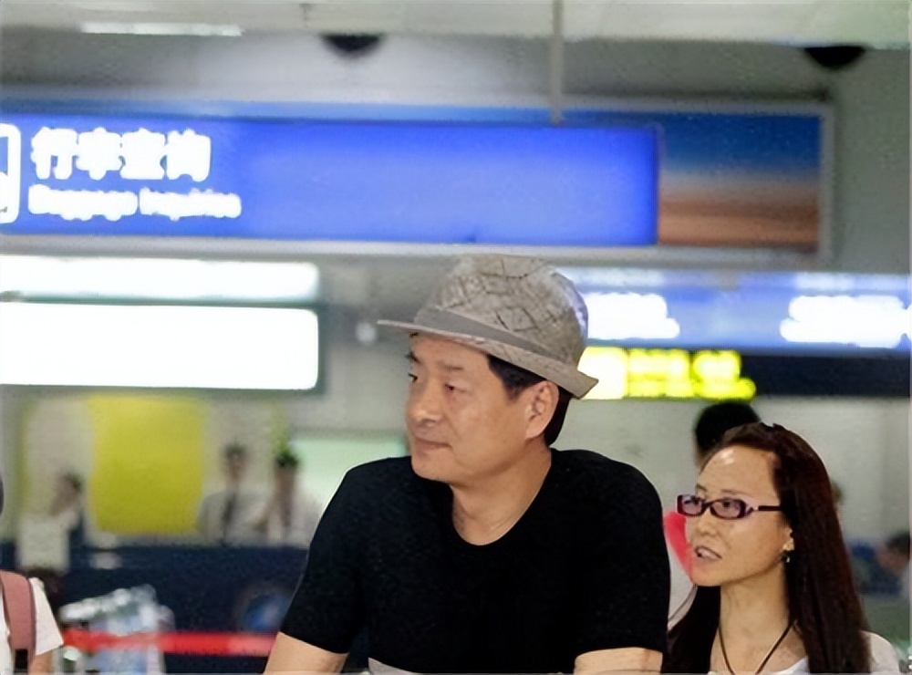A recent photo of 64-year-old Pu Cunxin's beautiful wife, her 31-year ...