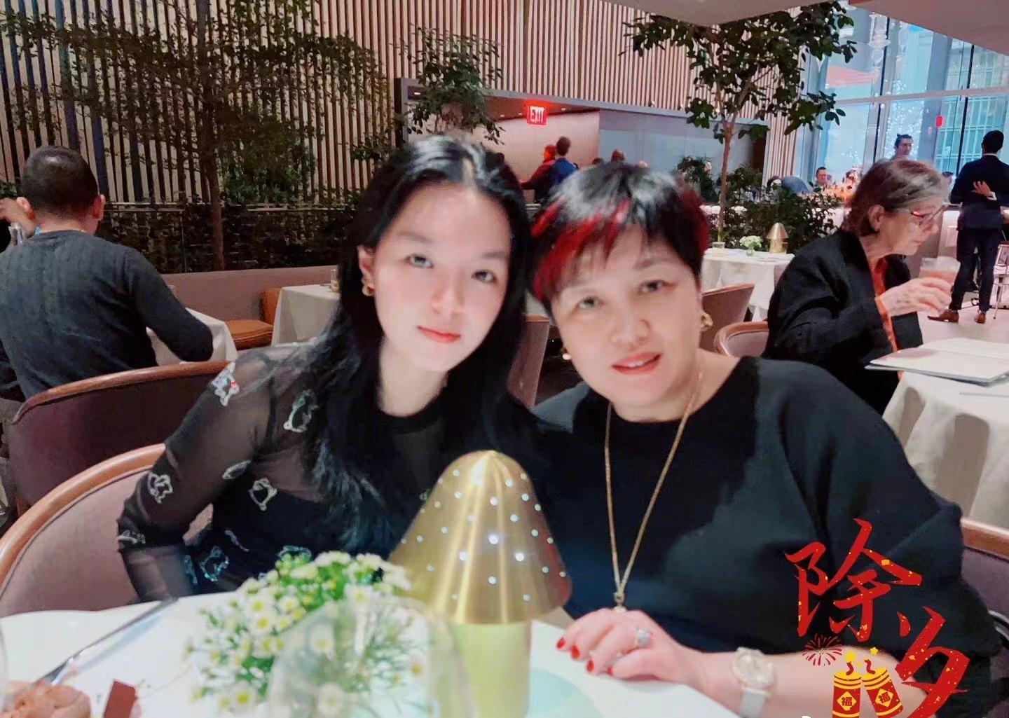 Four years after Li Yong's death, Ha Wen raised his daughter to be both ...