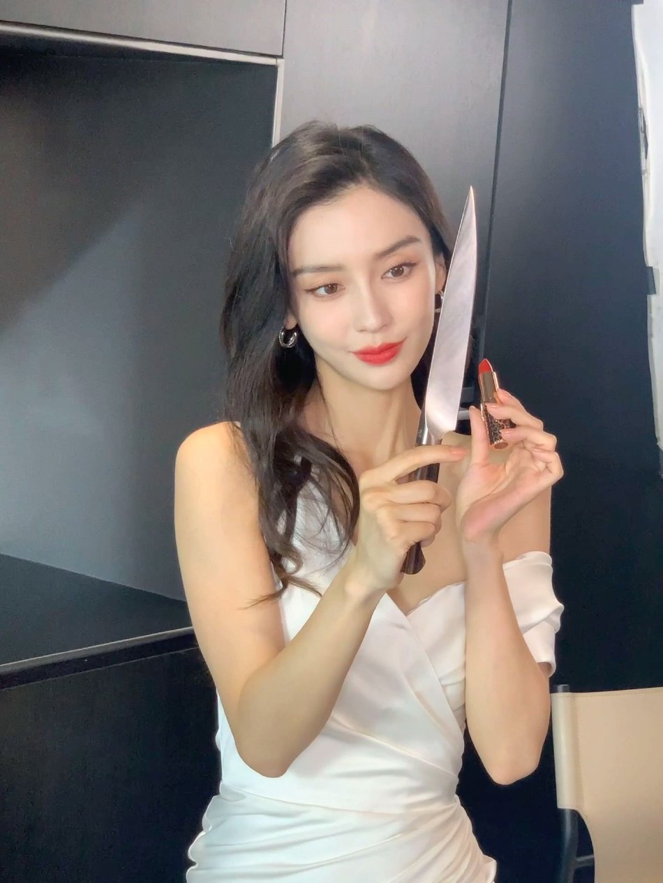 Yang Ying's graceful and beautiful figure holding kitchen utensils and ...