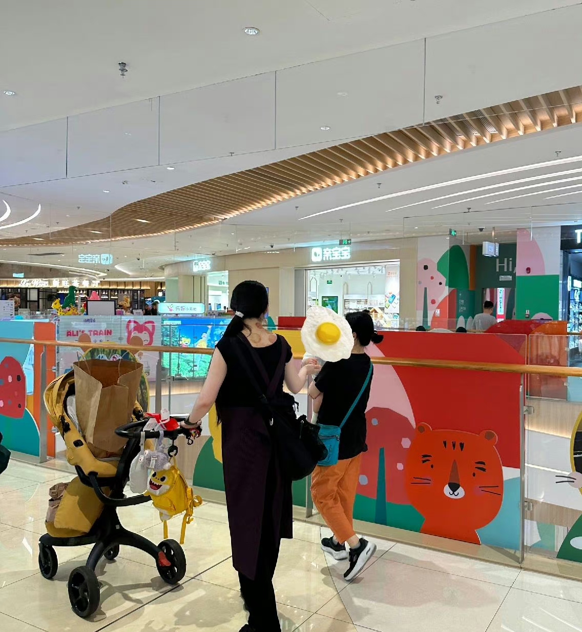 Guo Biting took her baby to the mall without makeup, dressed plainly ...