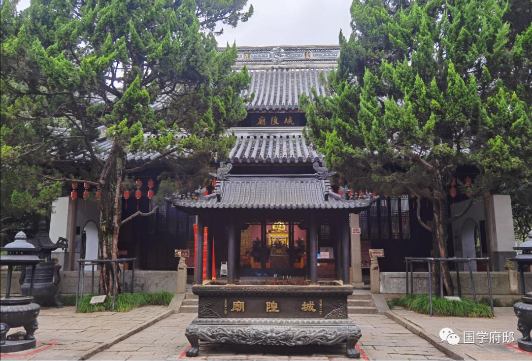 City God Temple couplets everywhere, warning the world and good words ...
