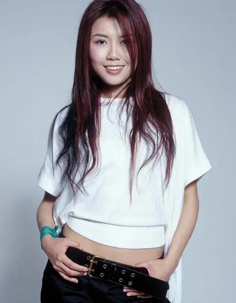 singer Wang Rong - iNEWS