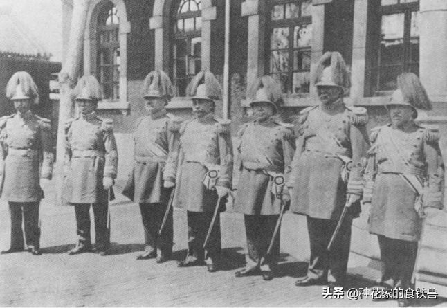 The uniform is the military, and the pursuit of the history of the ...