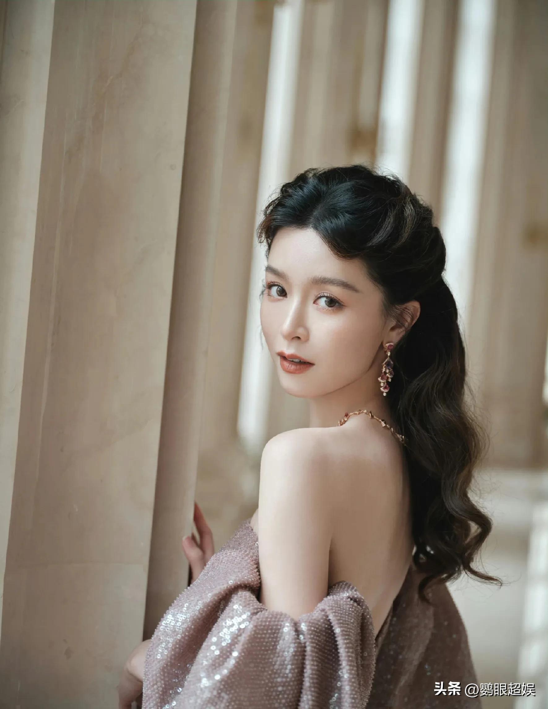 Janice Man's shiny tube top dress photo is breathtakingly beautiful - iMedia