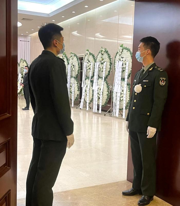 Many friends in the circle attended Cheng Zhi's funeral, Yan Weiwen bid ...