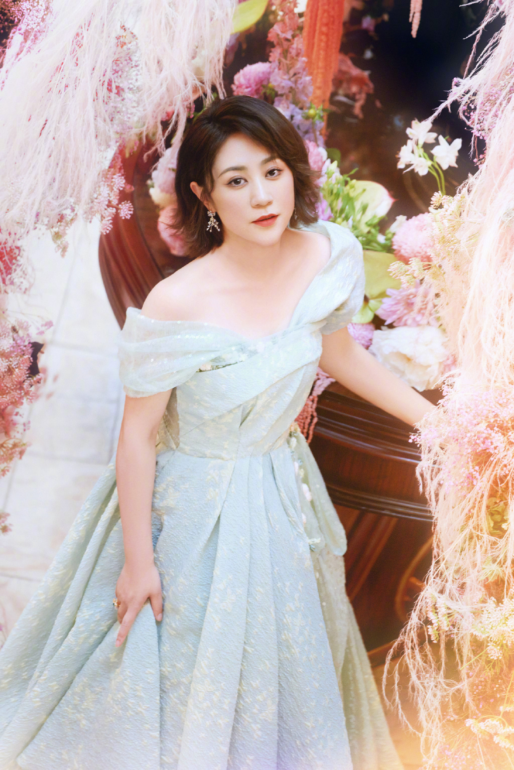 Ma Li took photos to celebrate her 41st birthday wearing a blue off-the ...