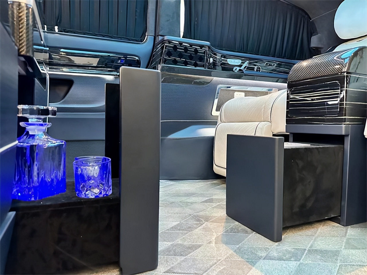 Mercedes-Benz Vito high-top full partition, take you to experience the ...