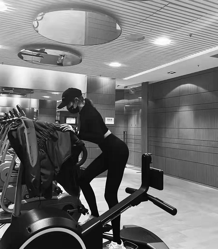 Guan Xiaotong's stovepipe fat burning exercise, quickly lose weight - iNEWS