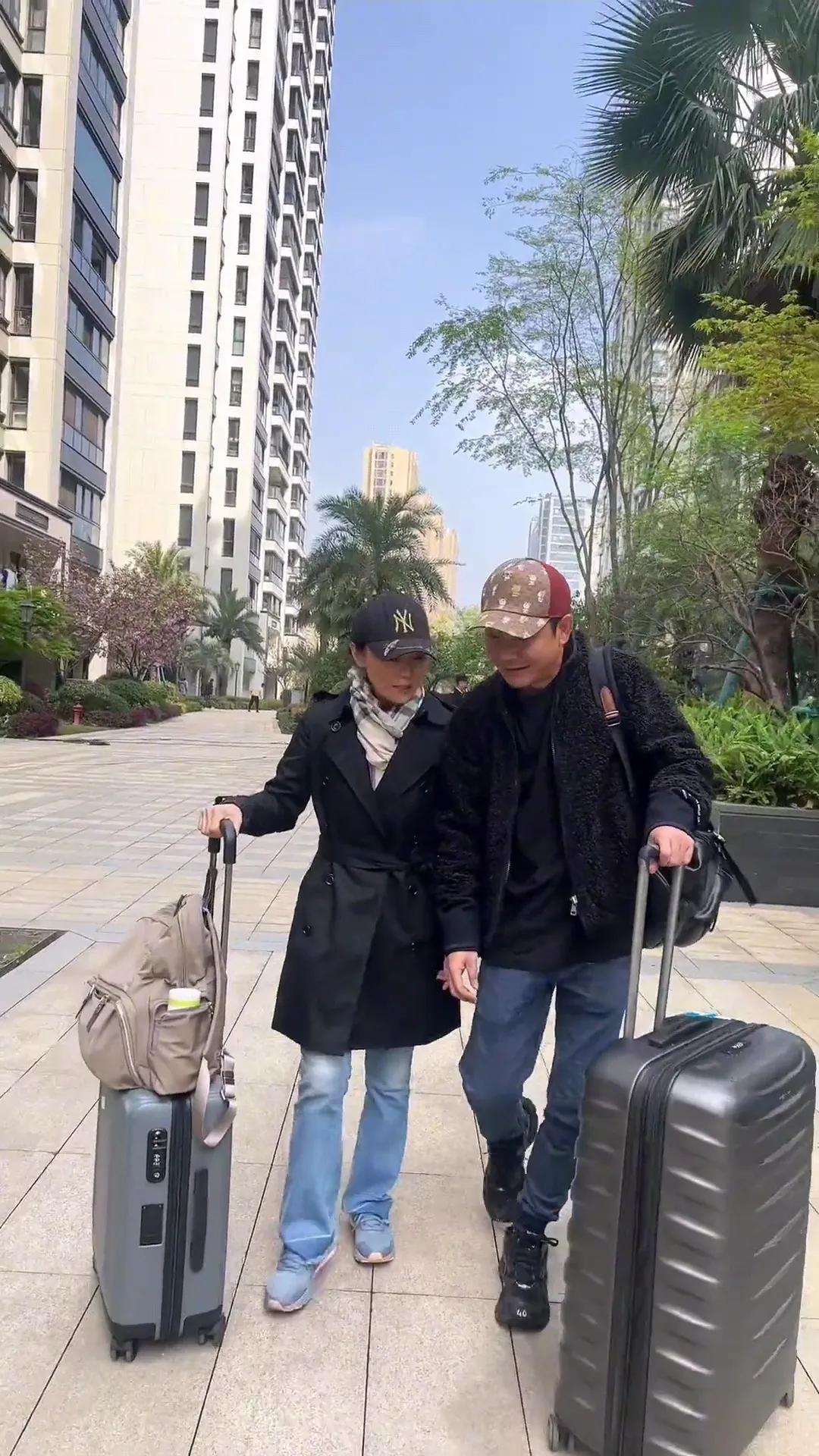 61-year-old Wu Qiong and her 15-year-old husband went back to their hometown to worship their ...