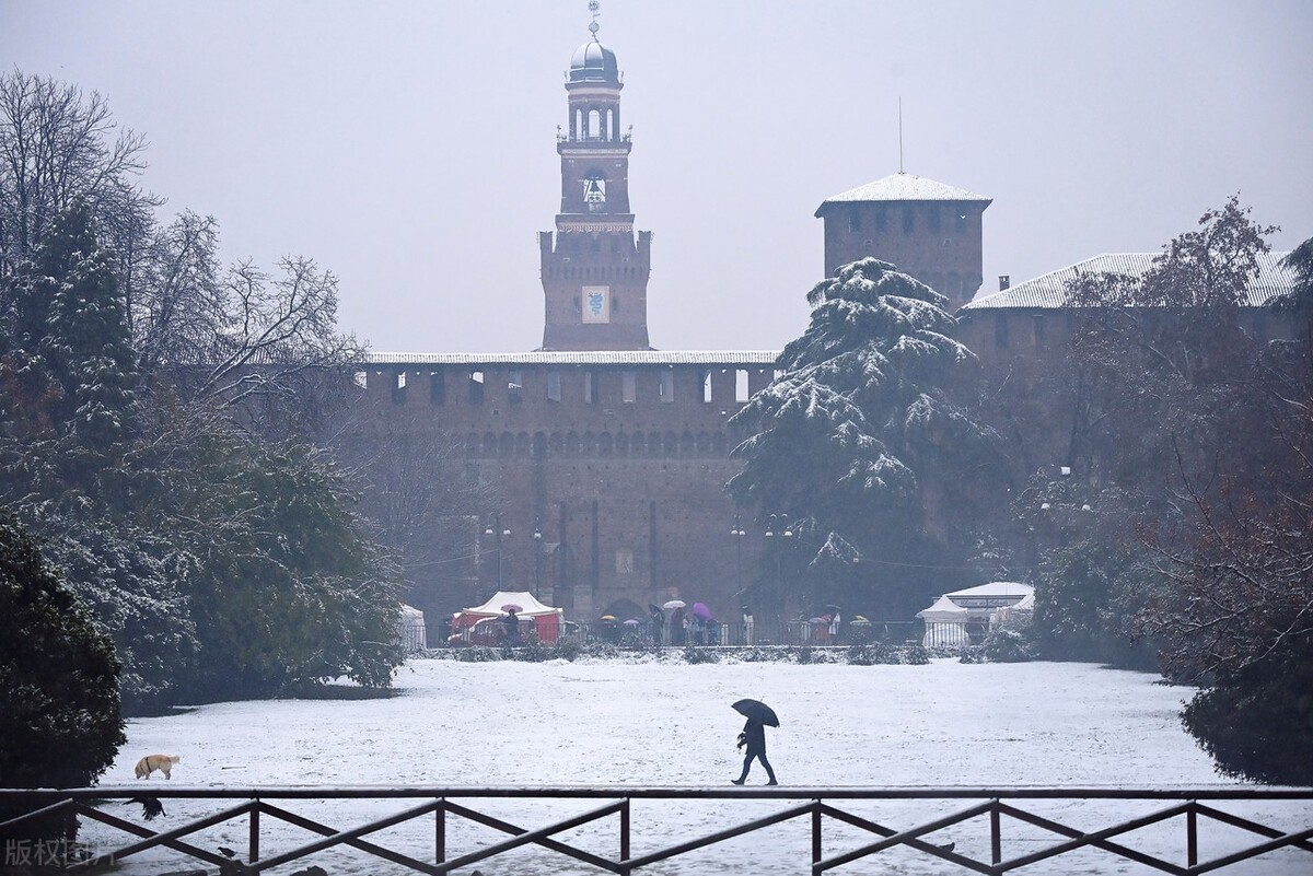 People walking in the snow in Milan, Italy - iNEWS