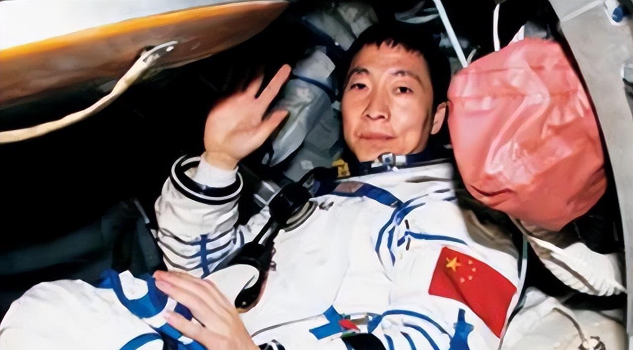 In 2003, Yang Liwei heard a "knock on the door" in space, and the ...