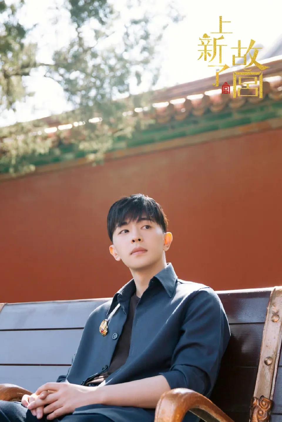 Beautiful young man in the Forbidden City - Deng Lun Wallpaper - iNEWS