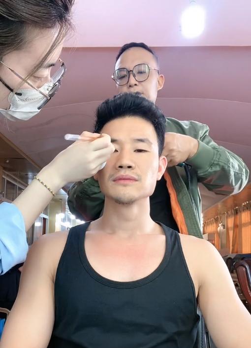 Xie Mengwei: Live broadcast between filming, turned into a matchmaker and openly asked for ...