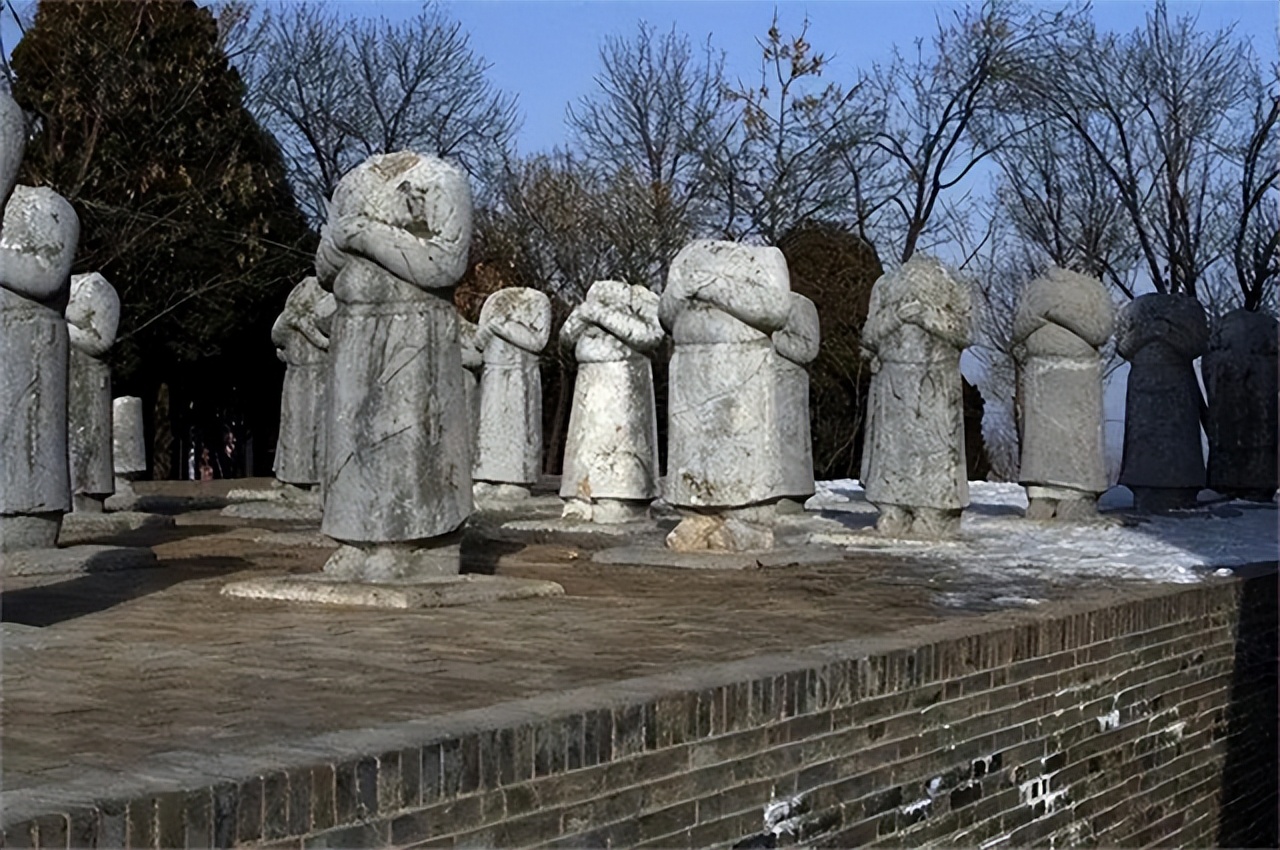 There are 61 headless stone figures in front of Wu Zetian's tomb, which ...