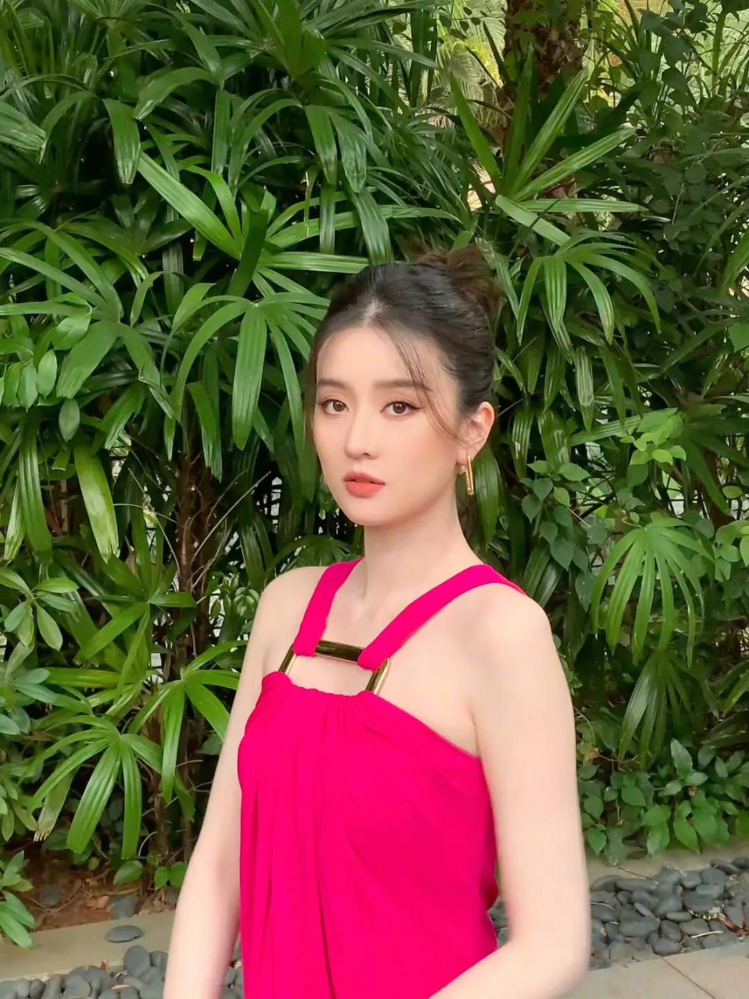 Qiao Xin's recent outfits - iMedia