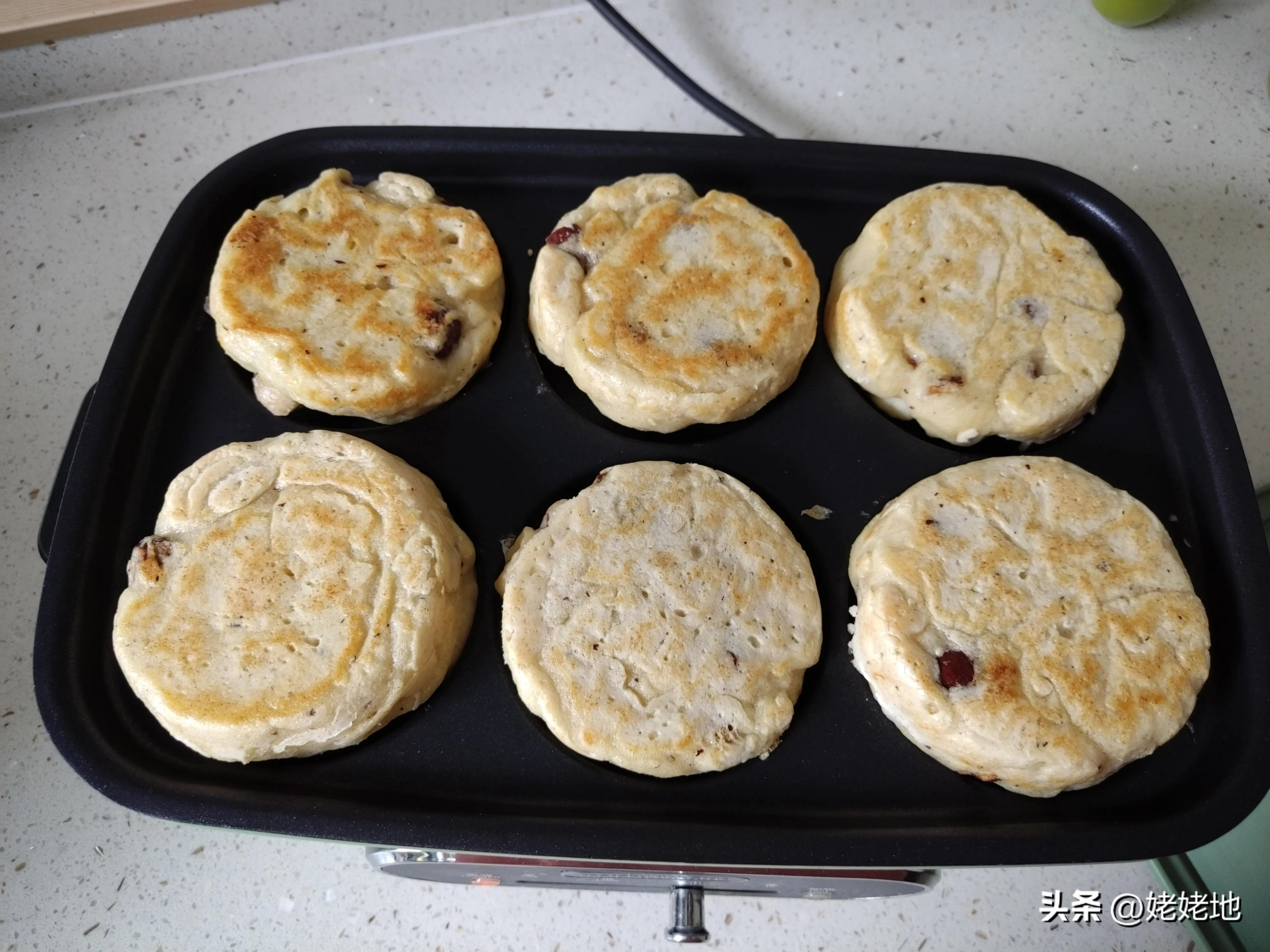 Add some flour to the bean curd dregs of cornmeal, add a handful of ...