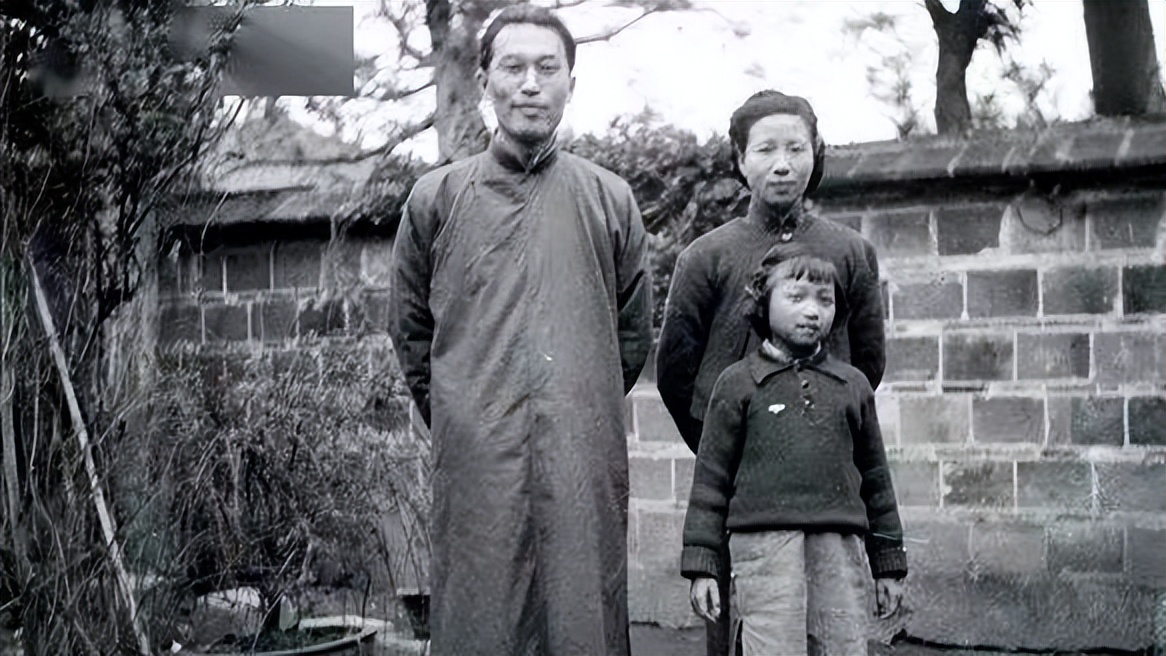 She is the dowry maid of Mrs. Liang Qichao. She married Liang Qichao as ...