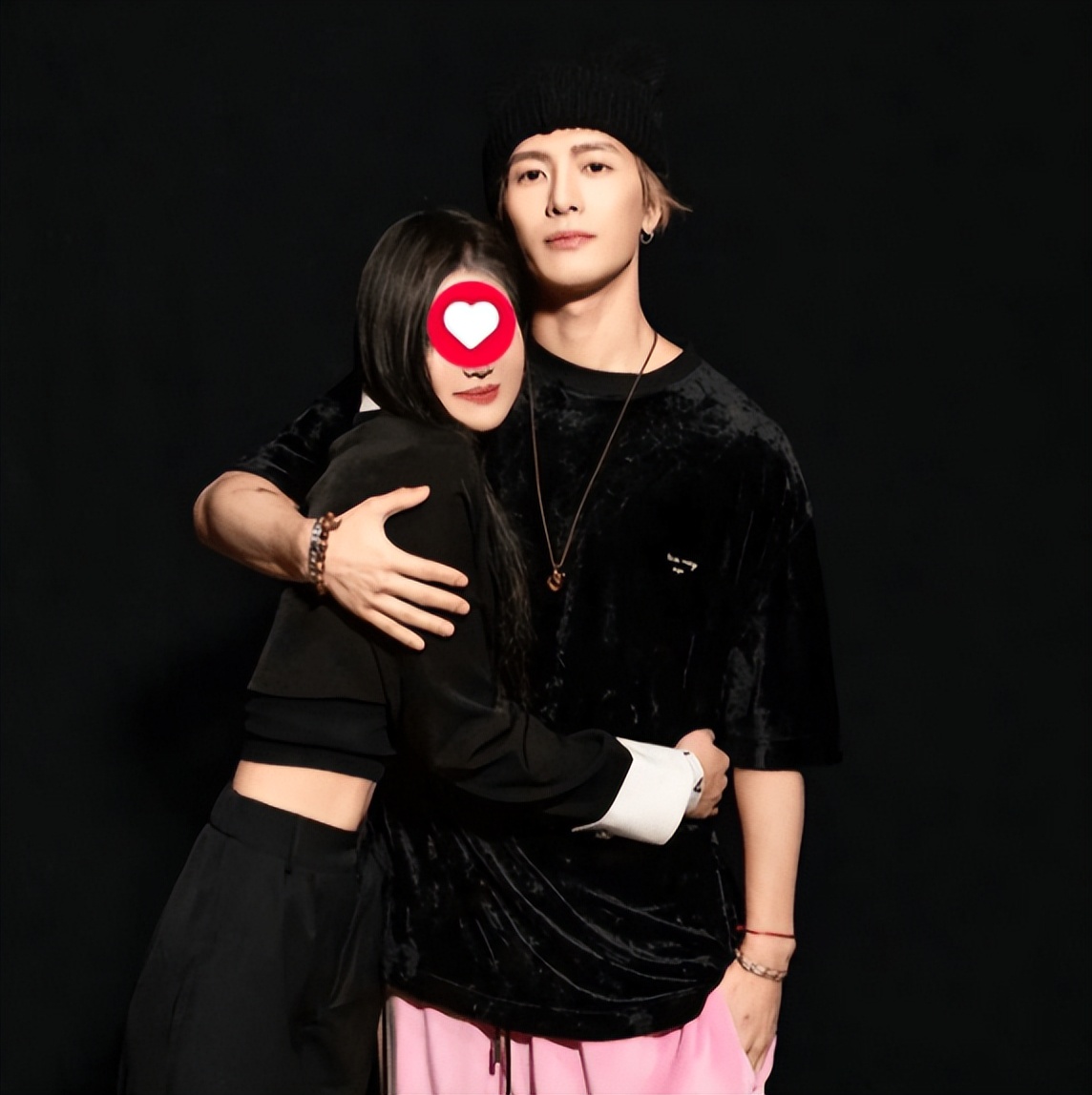 The asking price is 8,000 yuan! Wang Jiaer's photo with fans sparked ...