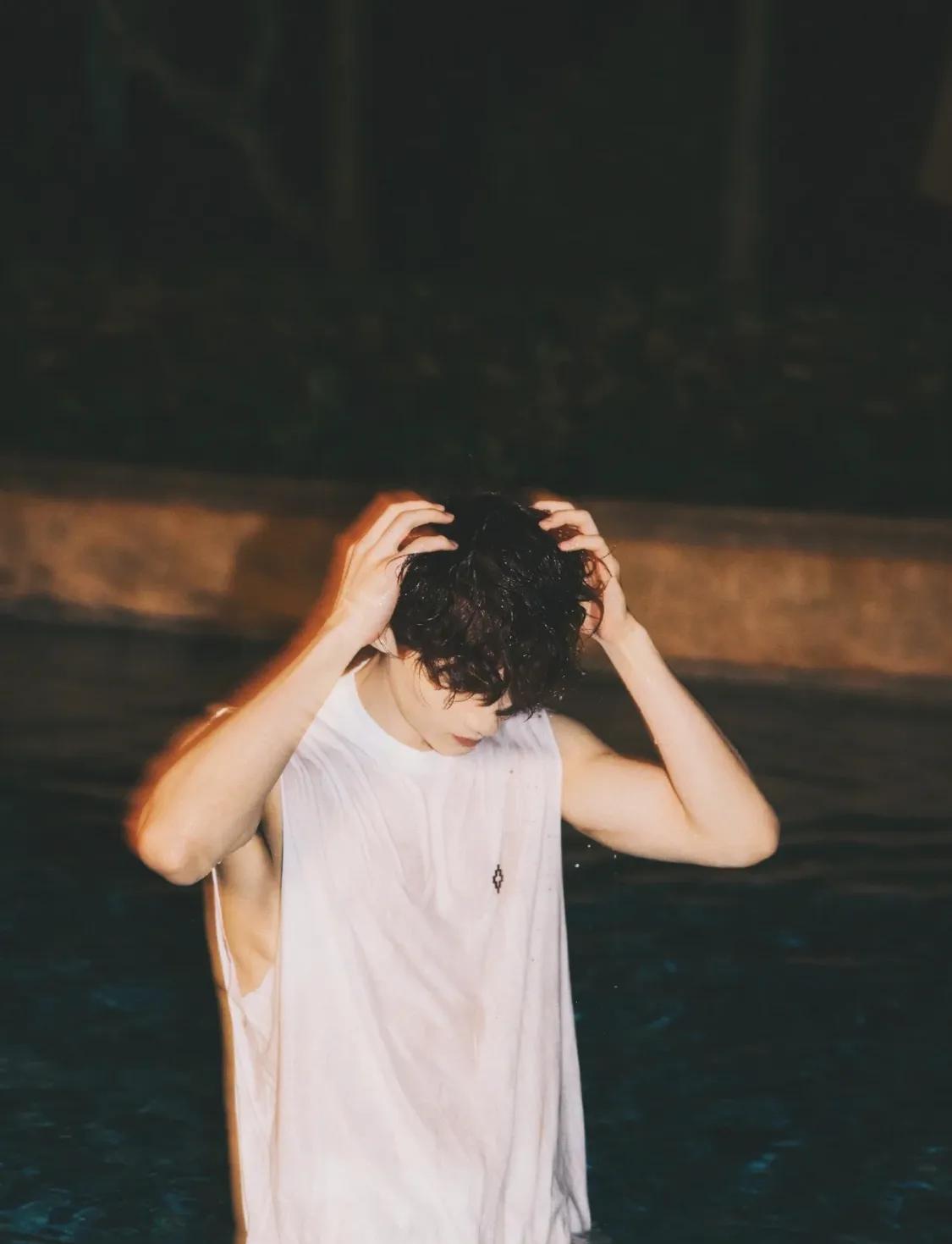 The young Bai Jingting in the water - iNEWS