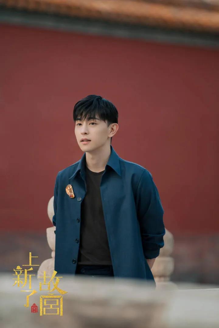 Beautiful young man in the Forbidden City - Deng Lun Wallpaper - iNEWS