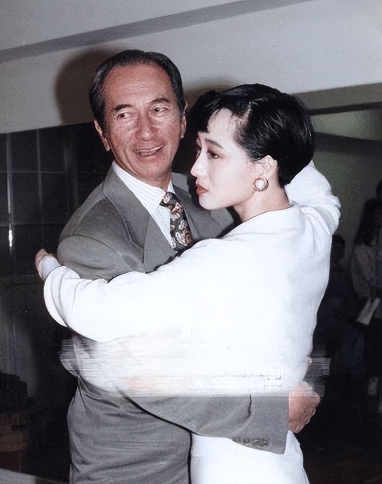 How beautiful was Li Zhi back then, look at the photo of her dancing ...