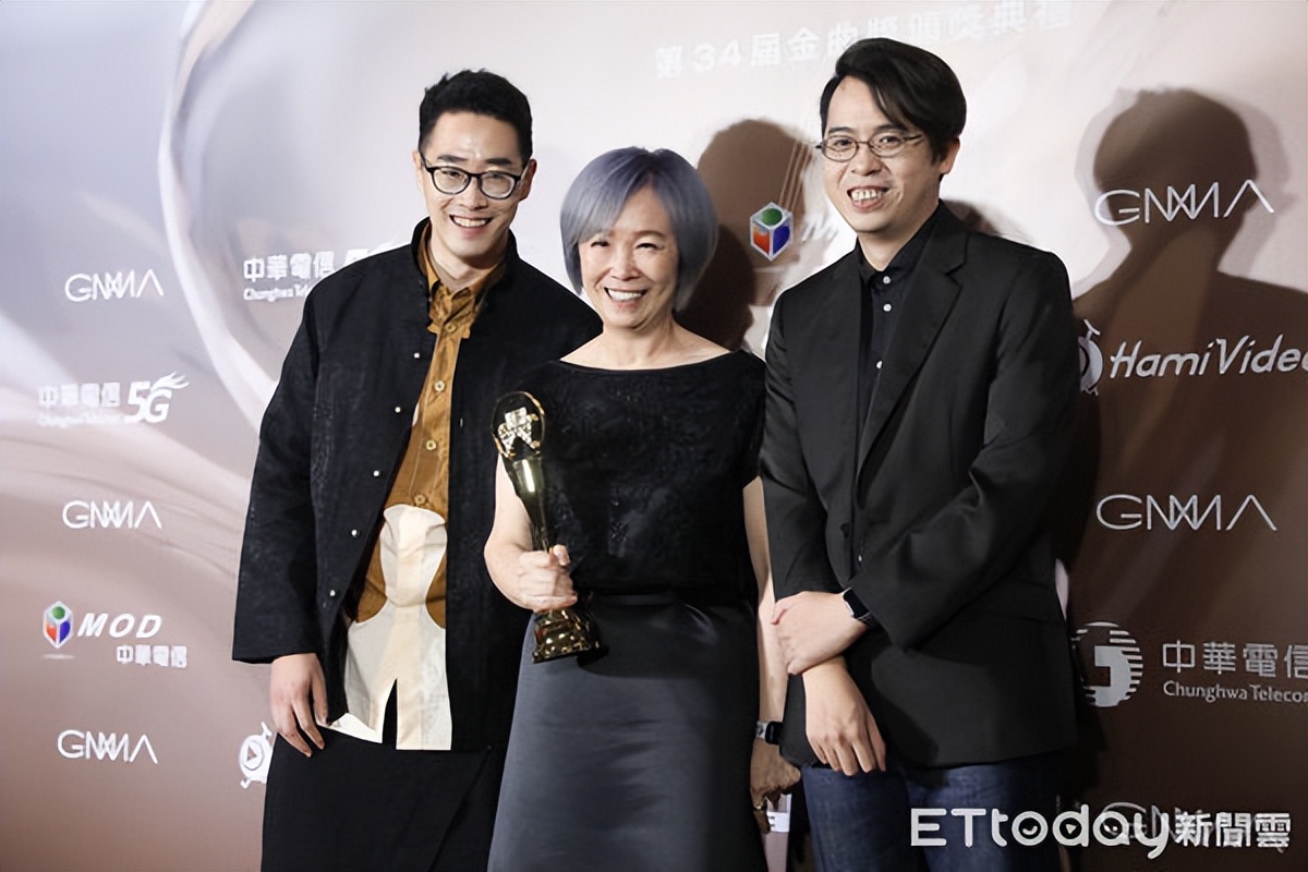 Golden Melody Award/The widow accepts the award with a portrait of Lin ...