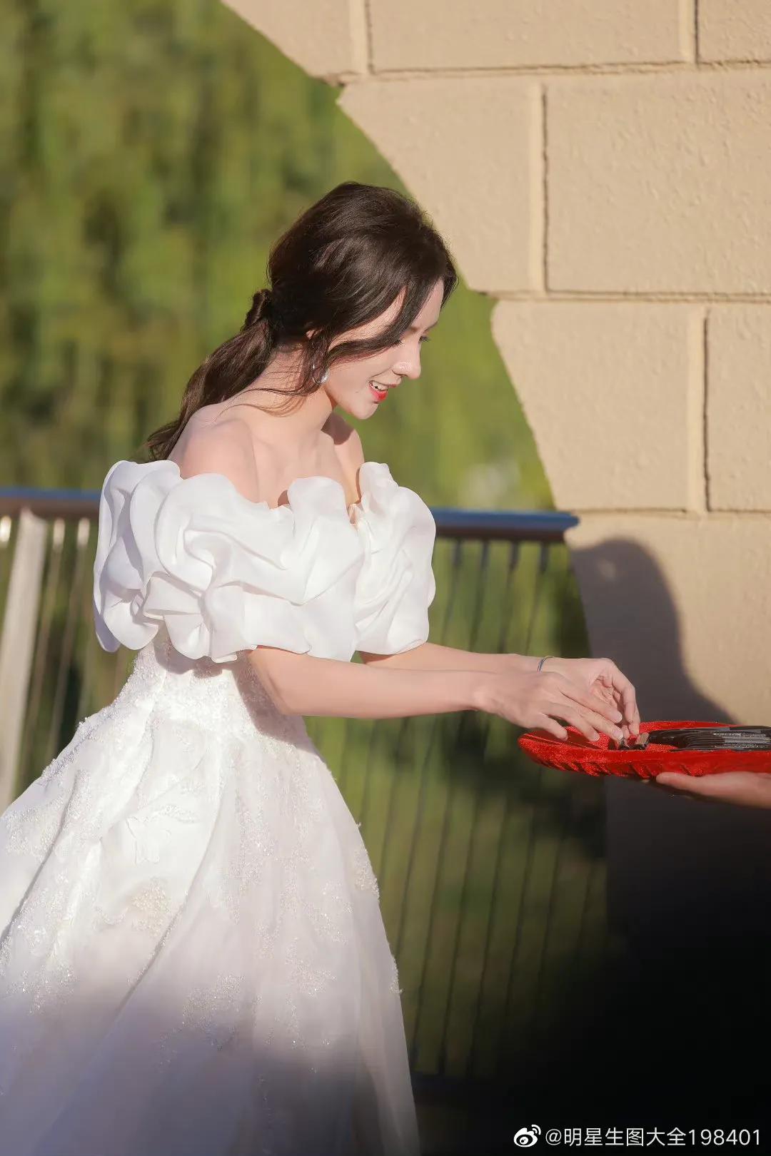 Zhang Yuxi red carpet scene - iNEWS