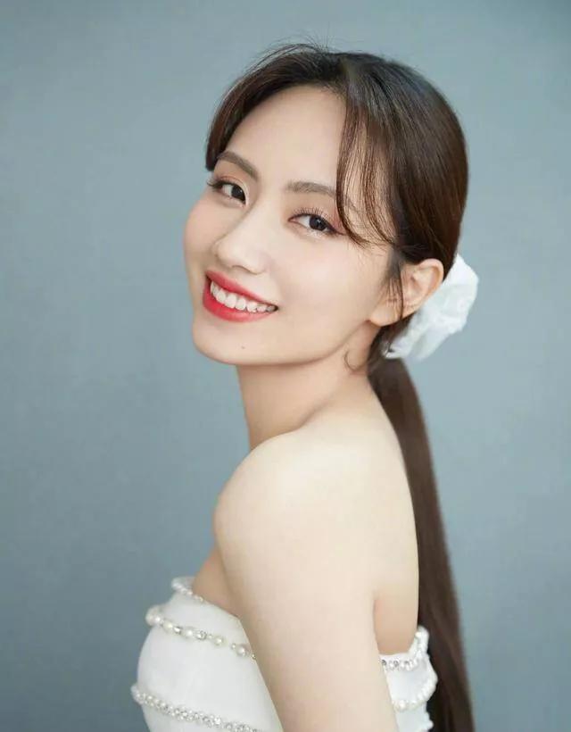 Liu Xijun: A female singer with a gentle temperament and a sultry ...
